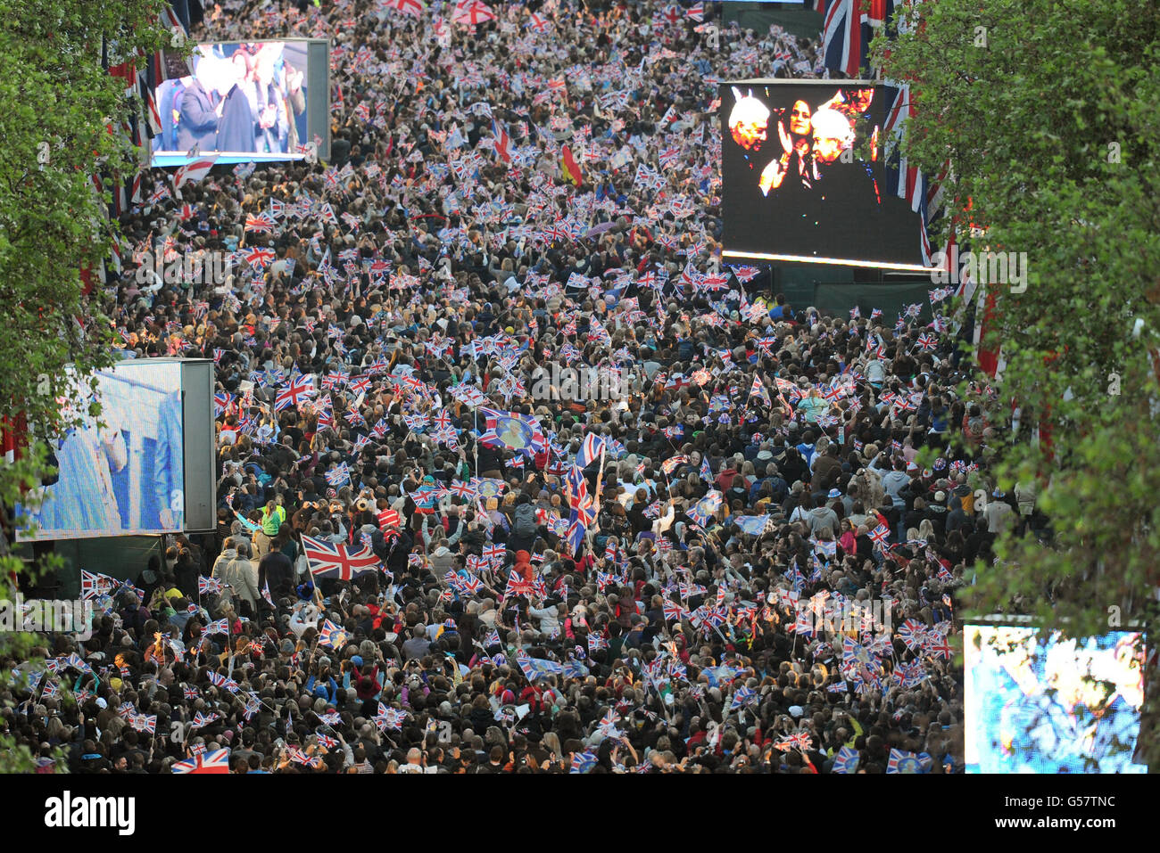 The crowd welcome the arrival of Queen Elizabeth II outside Buckingham ...