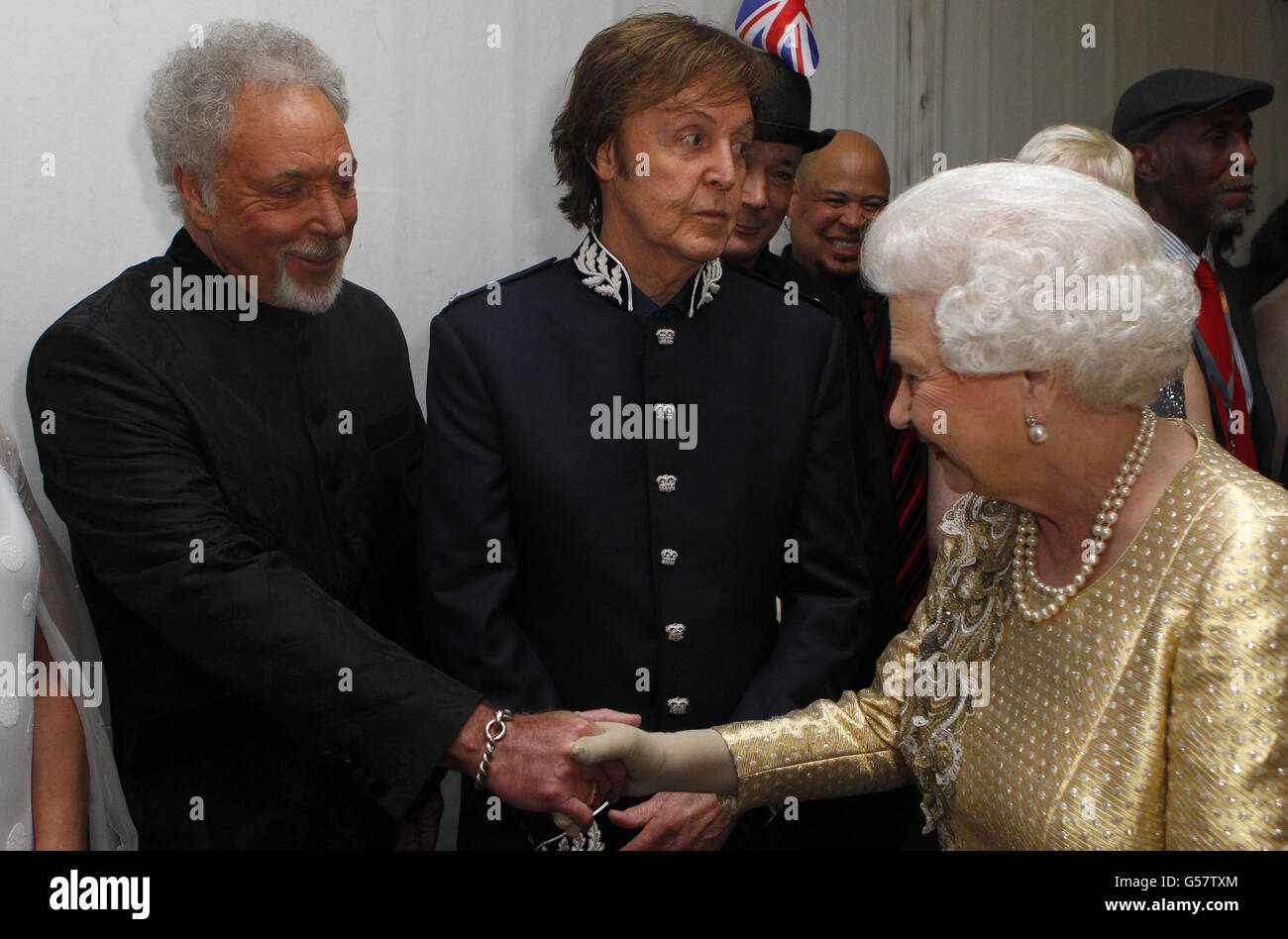 Queen Elizabeth II meets Sir Tom Jones backstage at The Diamond Jubilee ...