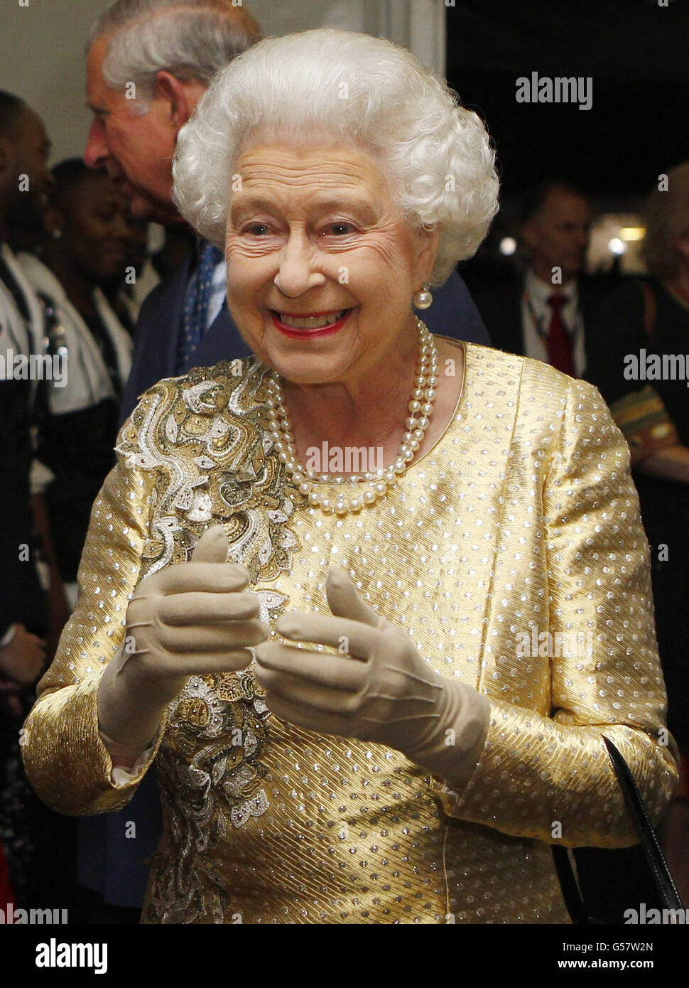Queen Elizabeth II meets the performers backstage at The Diamond ...