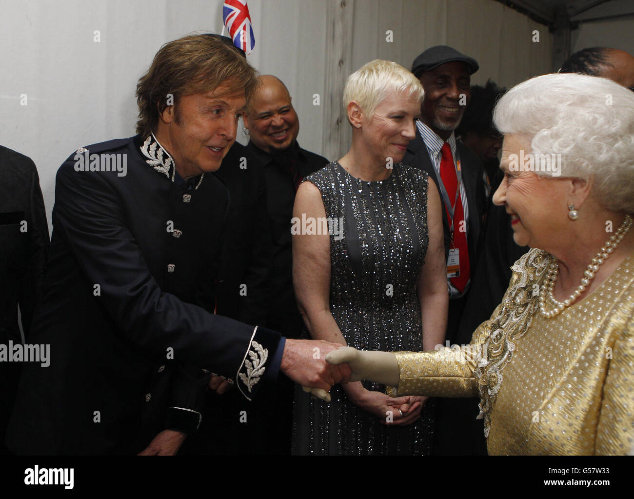 Queen Elizabeth II meets Sir Paul McCartney backstage at The Diamond ...