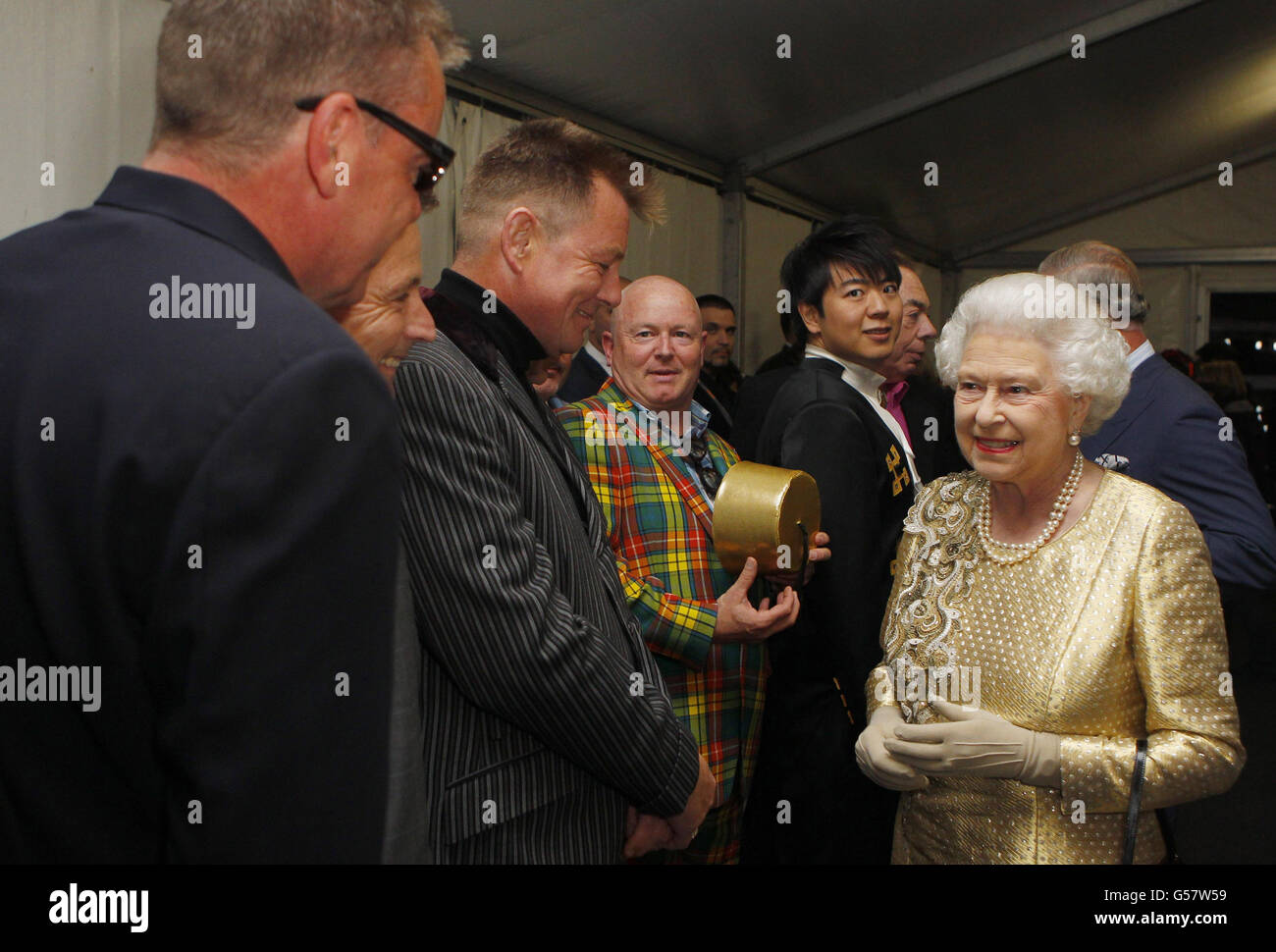 Queen Elizabeth II meets Madness backstage at The Diamond Jubilee ...