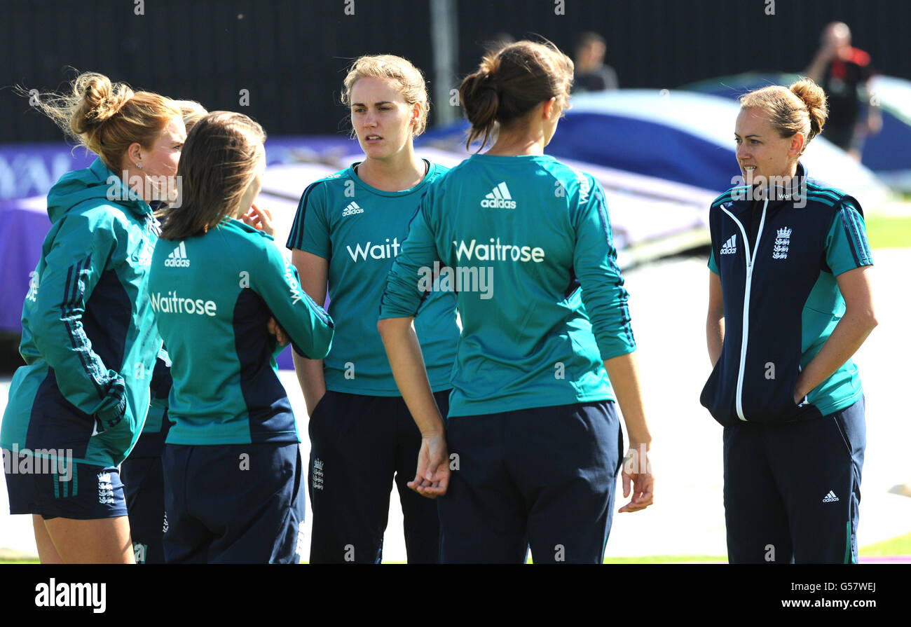England"¢'s Laura Marsh (right) and England"¢'s Natalie Sciver (centre ...