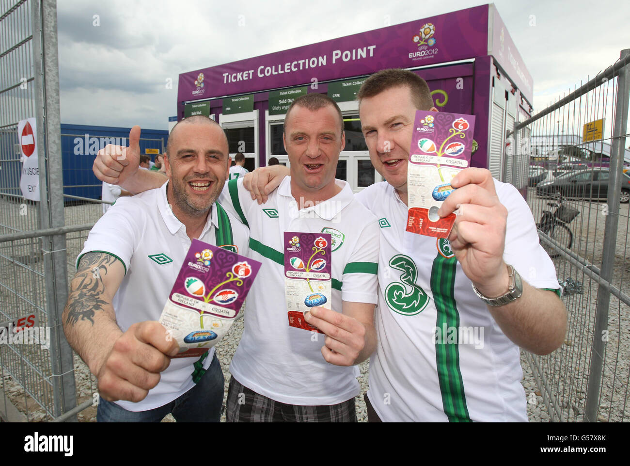 Republic ireland fans left right kevin whelan hi-res stock photography ...