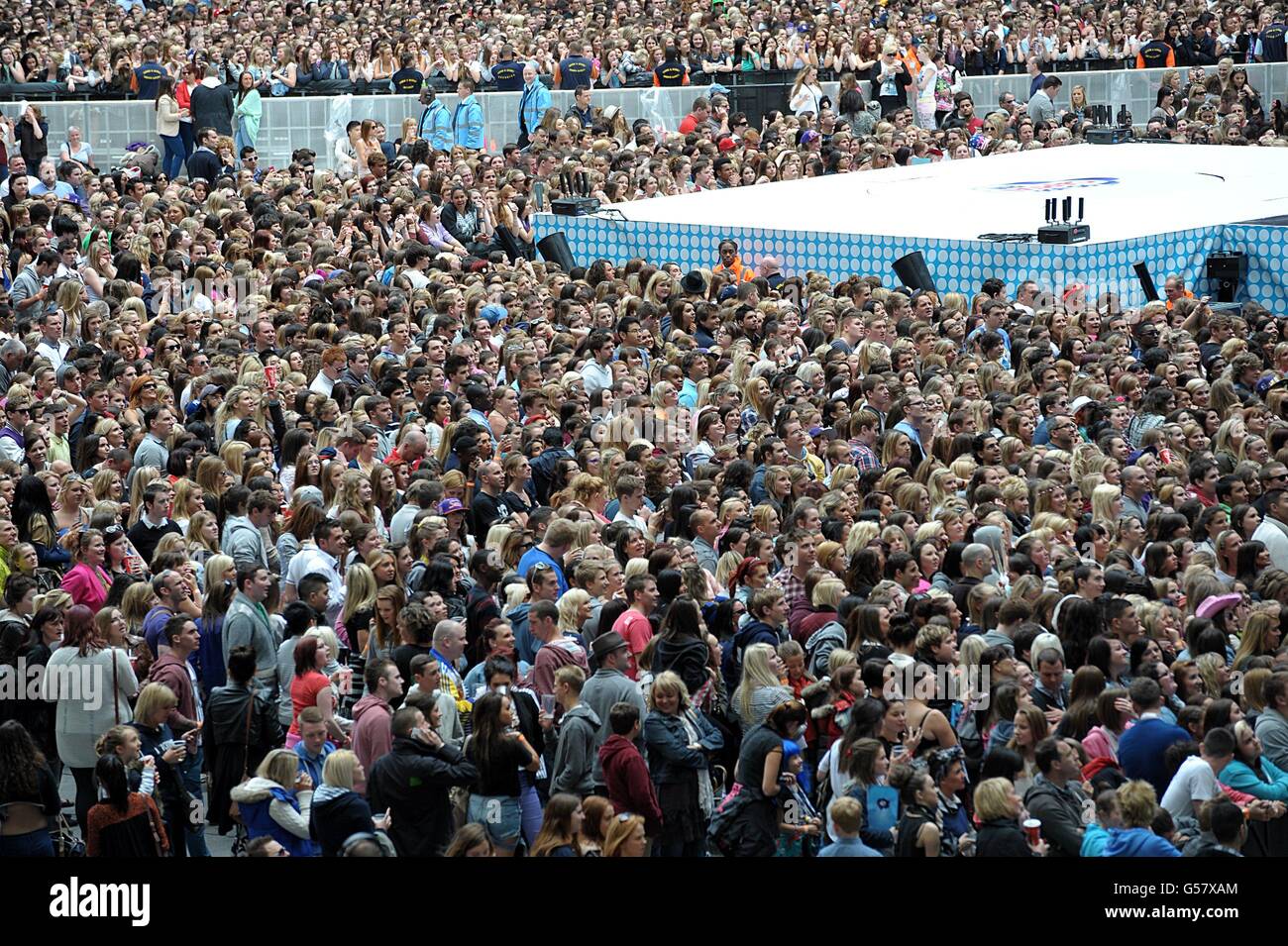 The crowd await start capital hi-res stock photography and images - Alamy