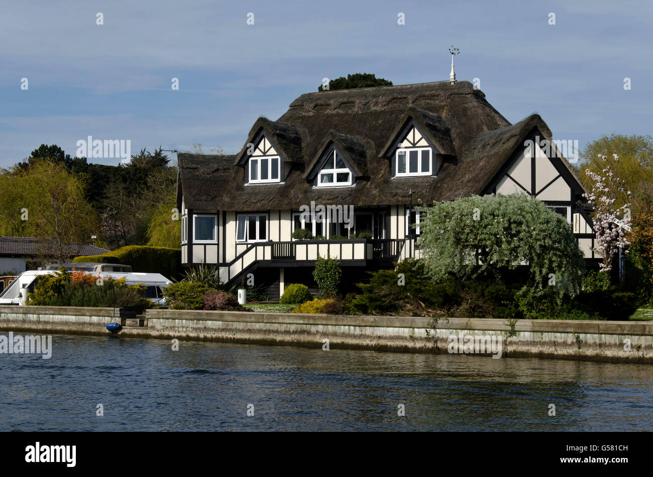 House water frontage riverside hi-res stock photography and images - Alamy