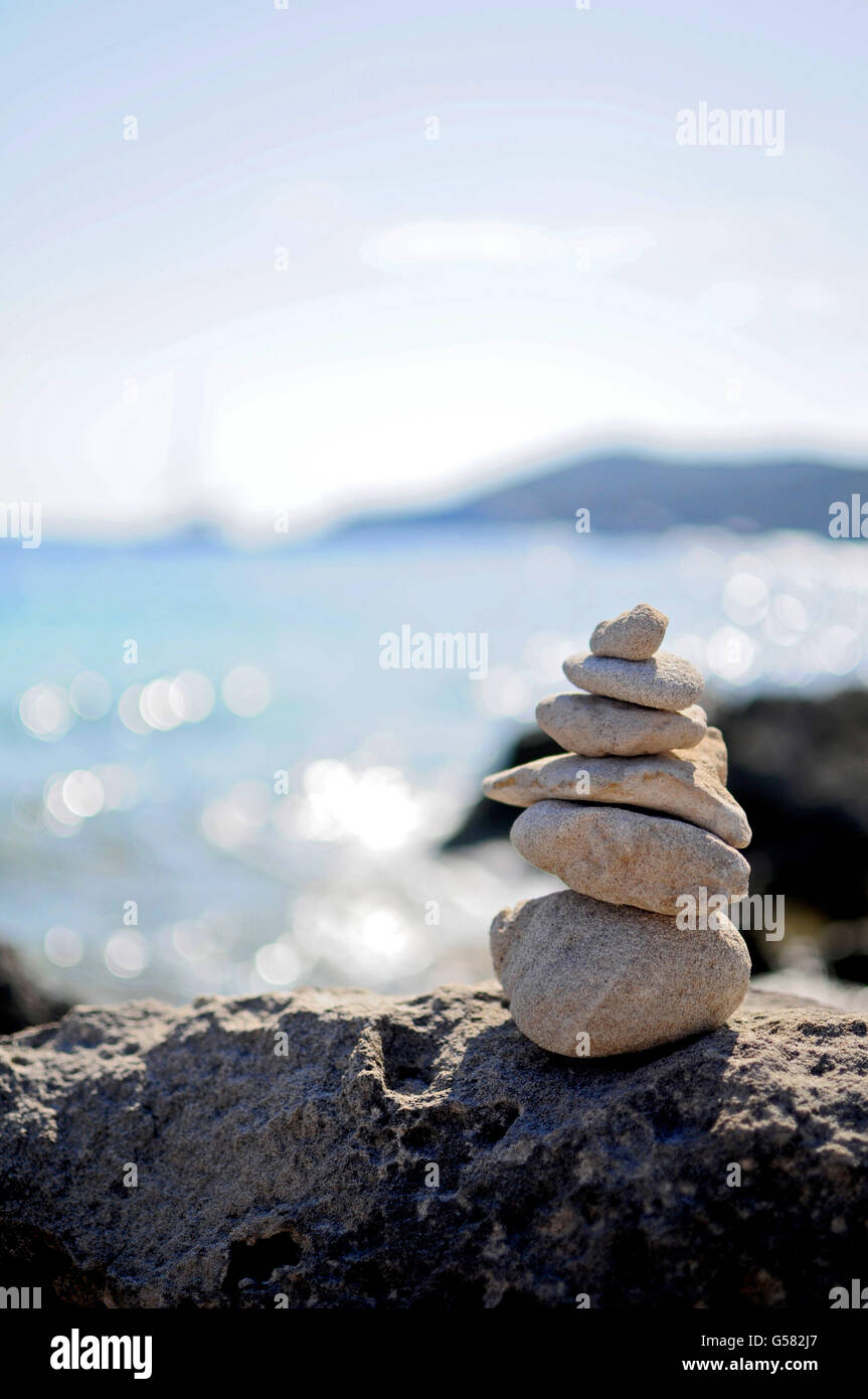 Beach stone sculptures hi-res stock photography and images - Alamy