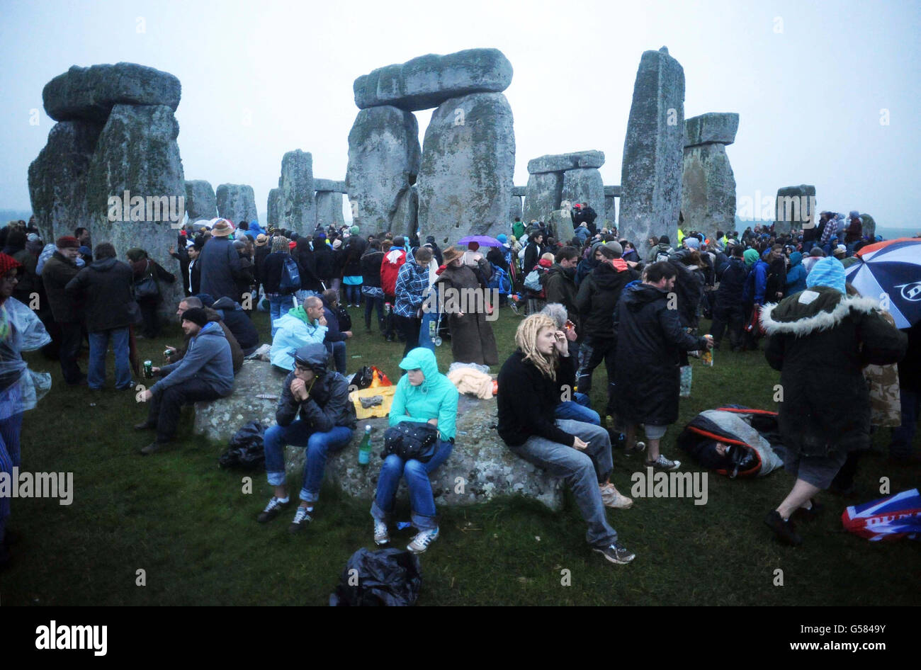 Crowds at dawn amongst the stones at Stonehenge in Wiltshire for the ...