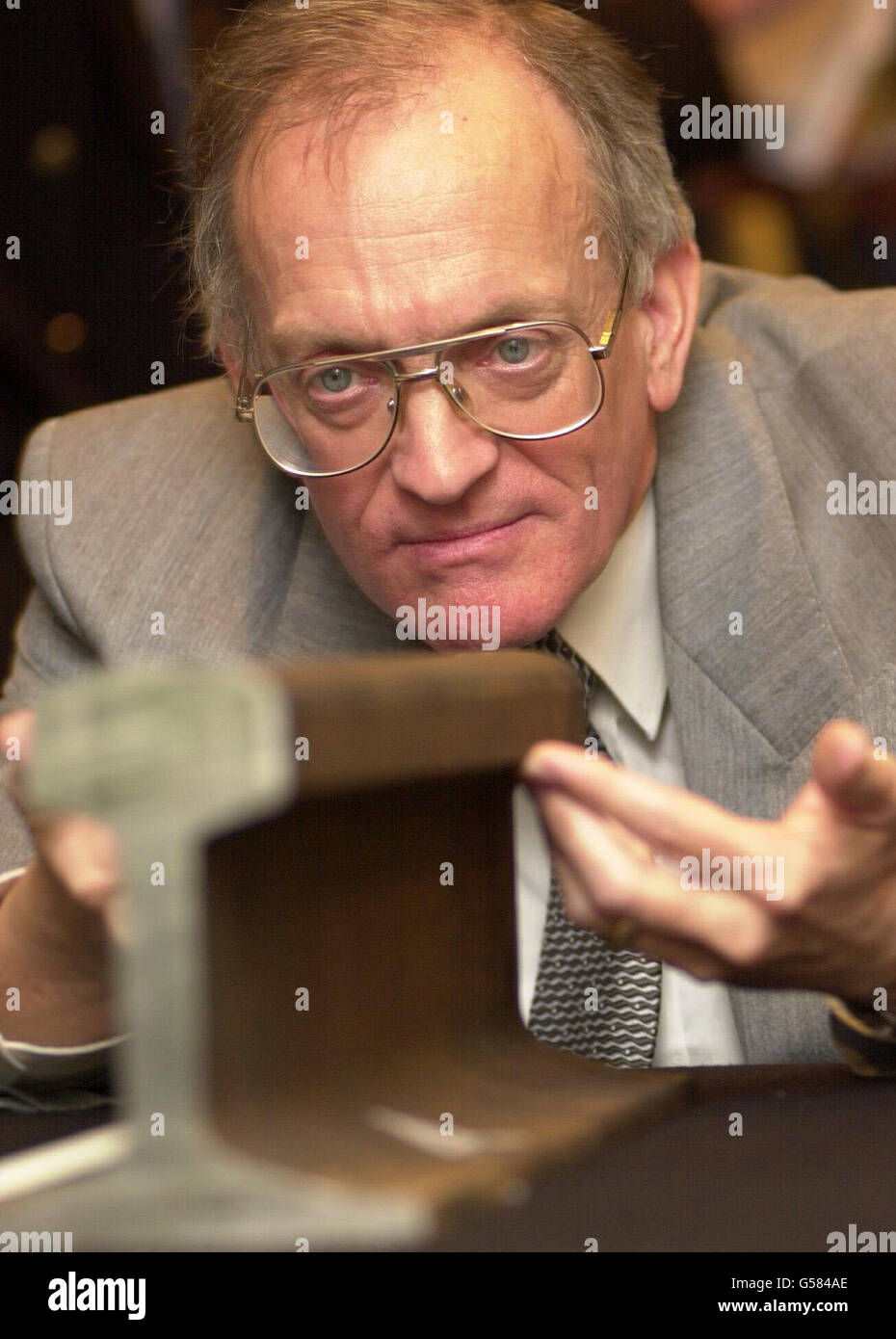 Hatfield train crash 2000 hi-res stock photography and images - Alamy