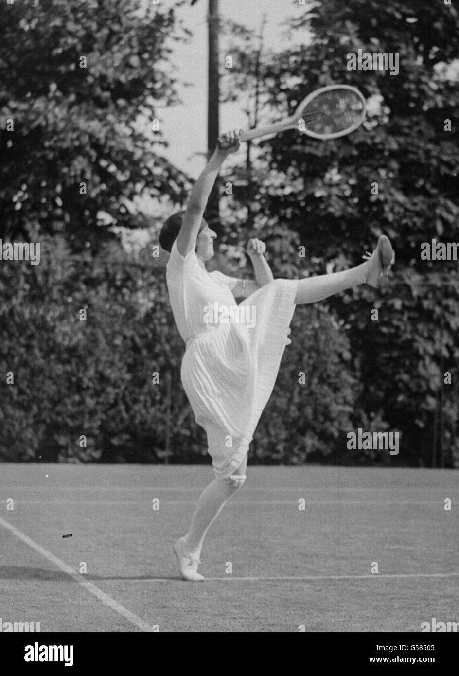 Suzanne Lenglen, the world champion in action at Wimbledon Stock Photo ...