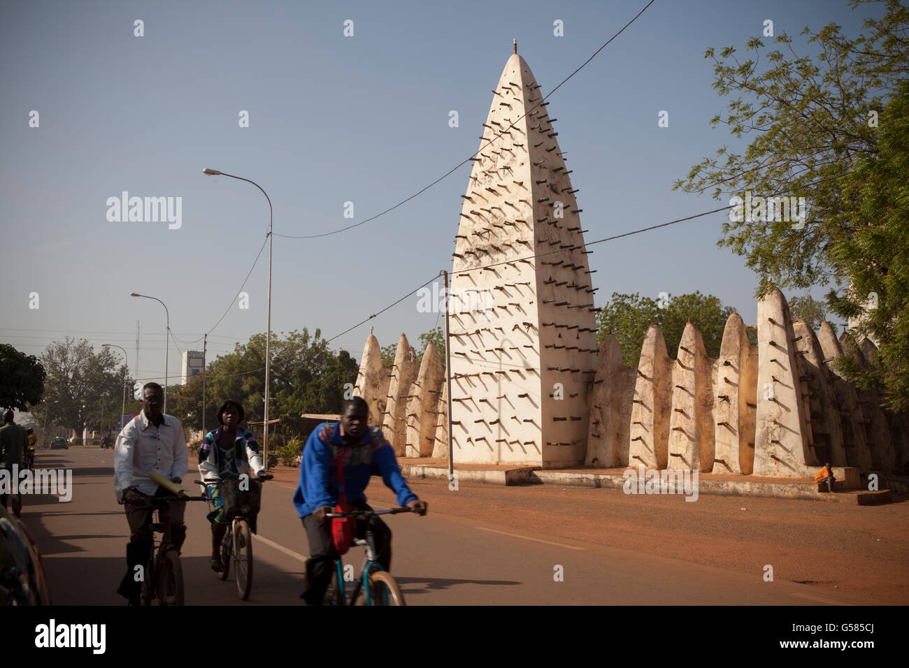 Traffic moves passed the Grand Mosquée in Bobo-Dioulasso, Burkina Faso ...