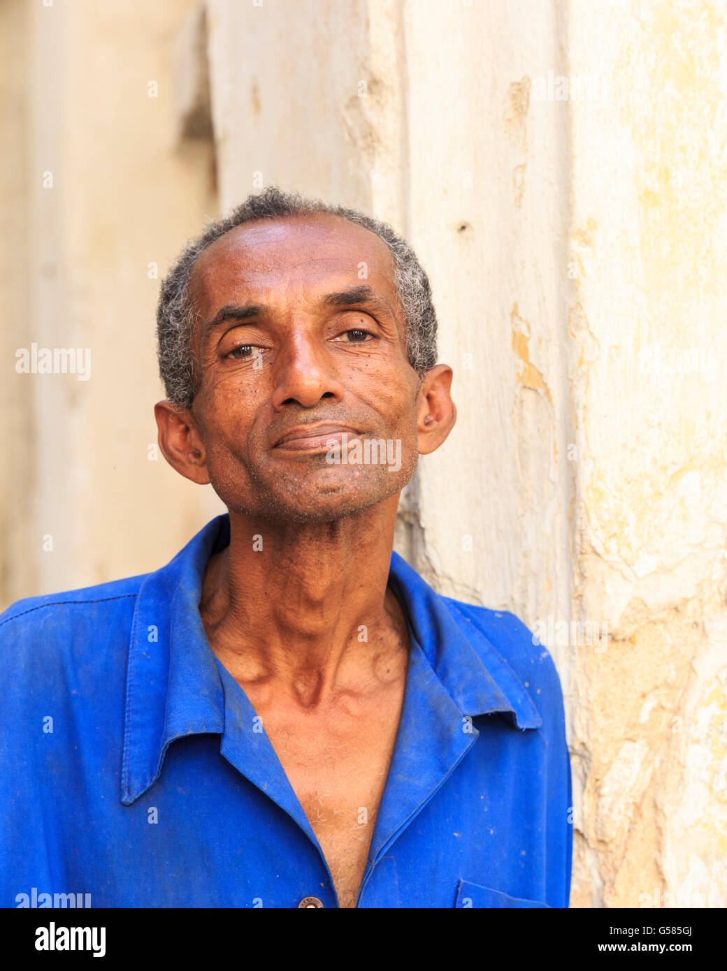 Man leaning against wall old hi-res stock photography and images - Alamy