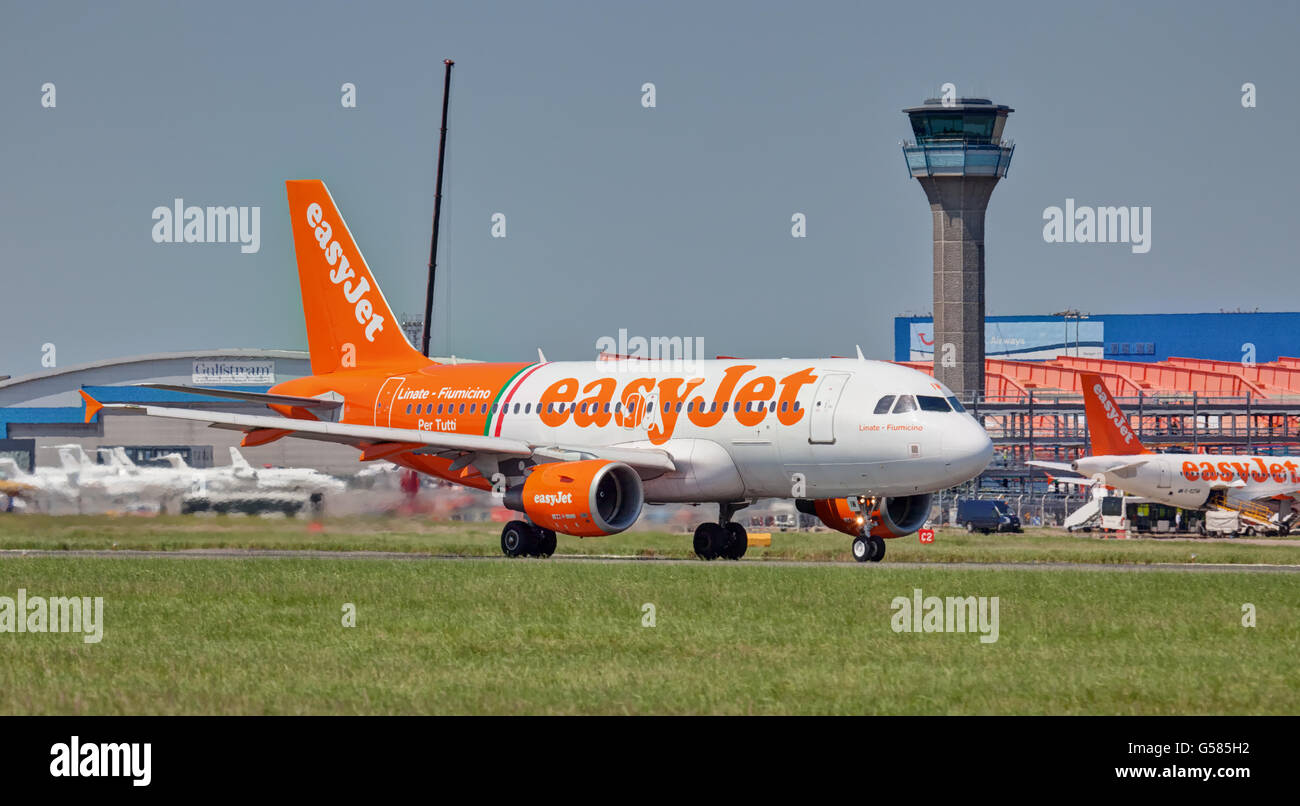 Easyjet new livery hi-res stock photography and images - Alamy