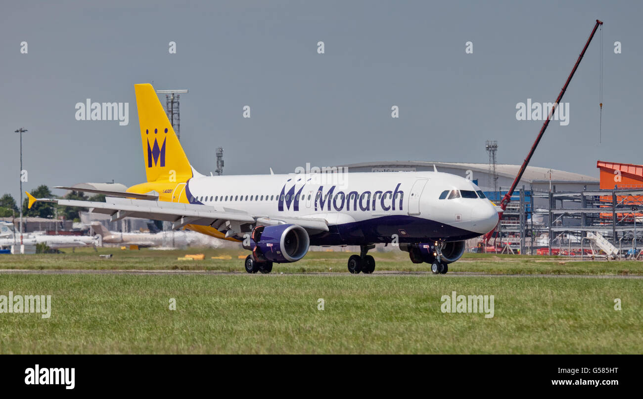 Monarch Airlines Airbus a320 G-ZBAP arriving at London-Luton airport ...