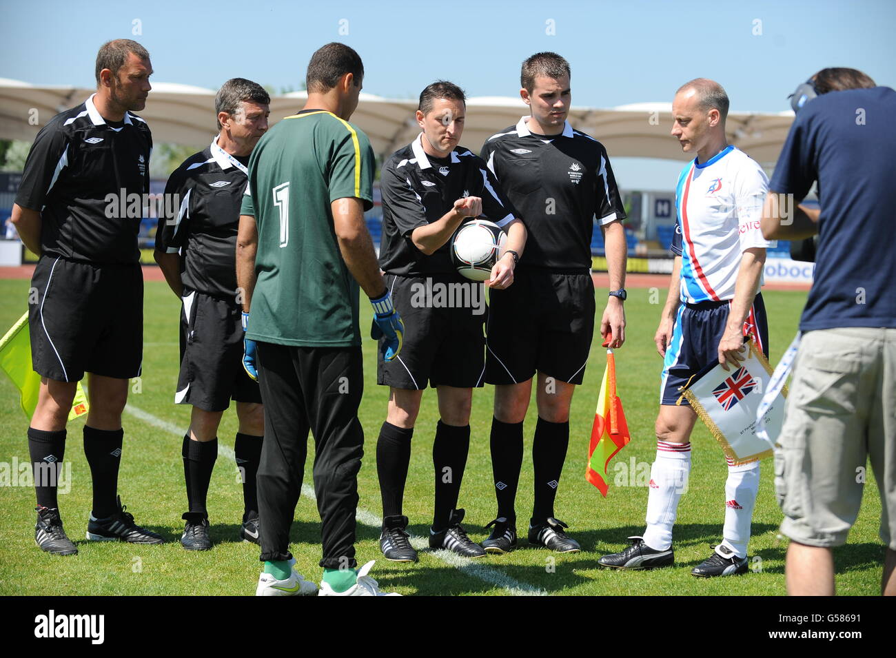 Soccer coin toss hi-res stock photography and images - Alamy