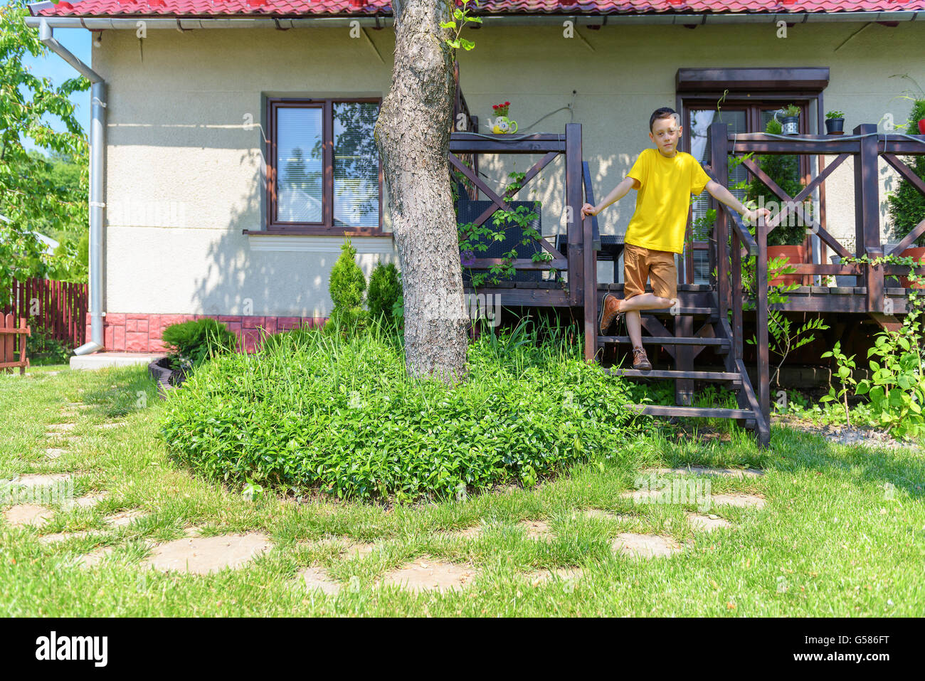 Happy yellow house hi-res stock photography and images - Alamy