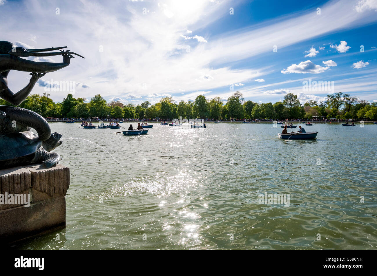 Tourists paddling in the pond at El Retiro Park, Madrid, Spain Stock ...