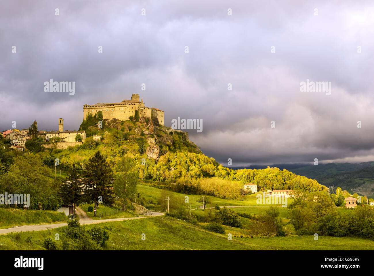 The village Bardi and its castle, Emilia-Romagna, Italy Stock Photo - Alamy