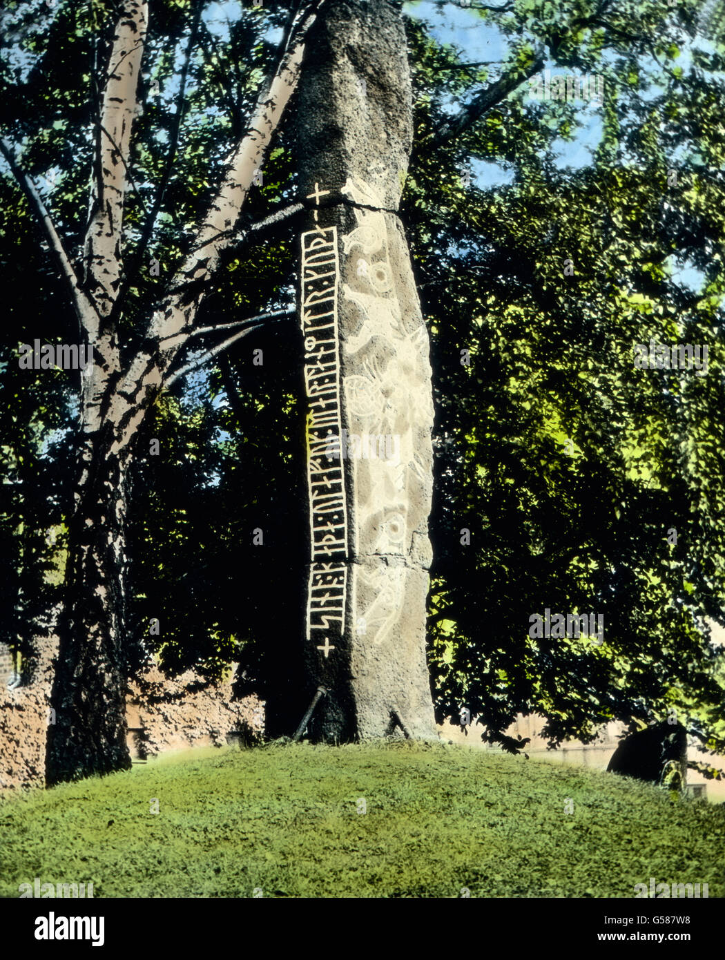 Eine Steinsäule beschriftet mit Runen, den germanischen Schriftzeichen ...