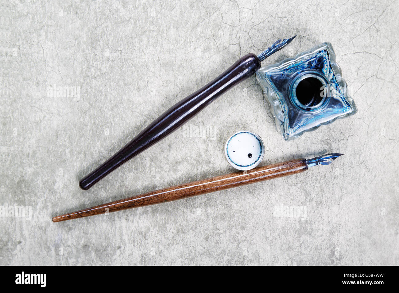 vintage fountain pens and ink on a retro background Stock Photo - Alamy