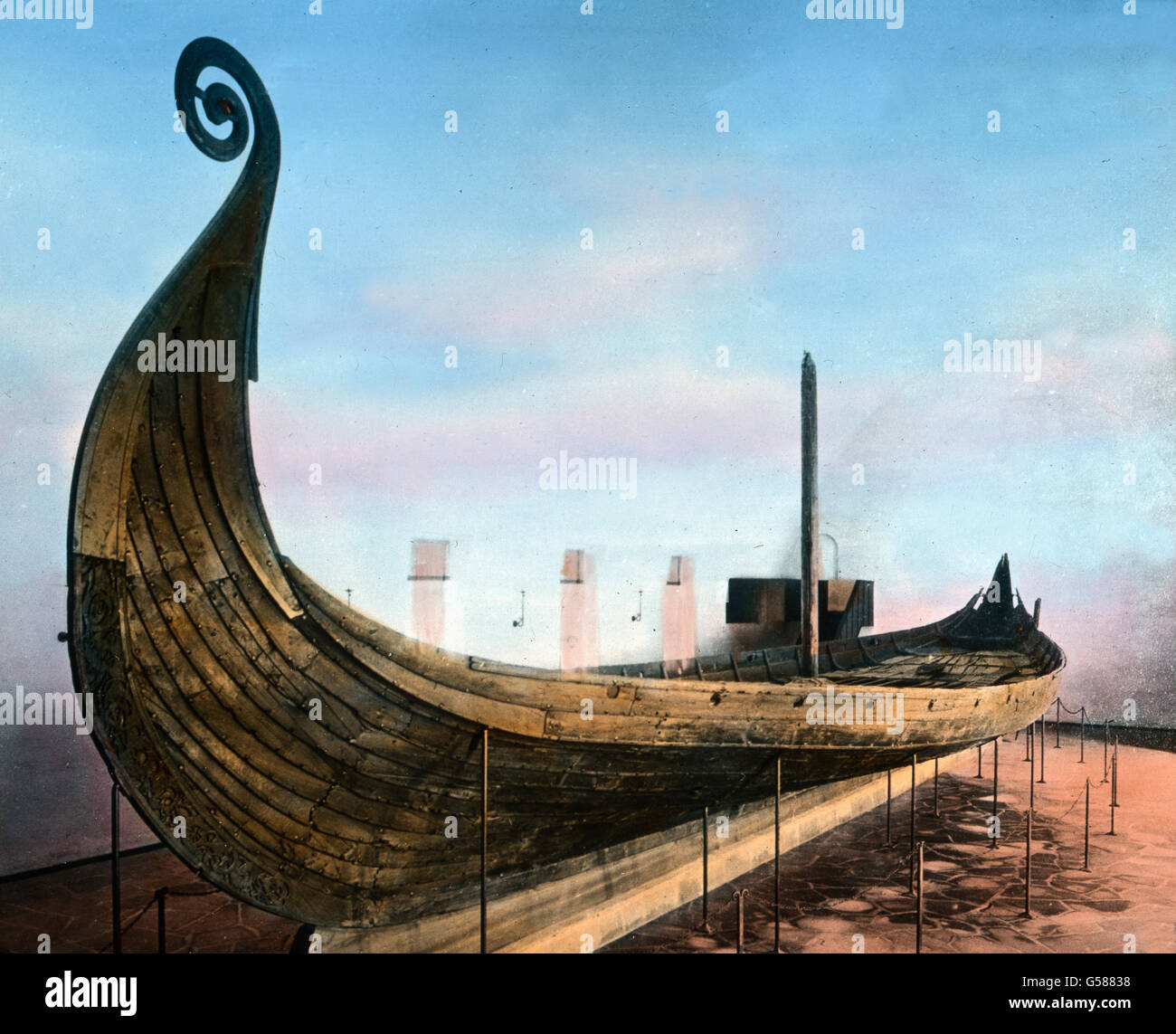 Ein typisches Wikingerschiff wird in einer Ausstellung gezeigt. Europe ...