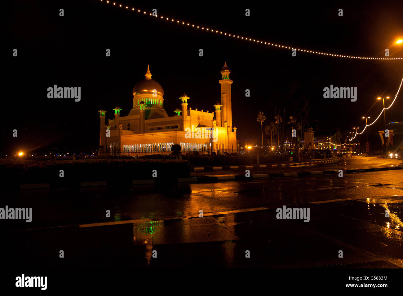 Sultan omar ali saifuddien mosque hi-res stock photography and images ...