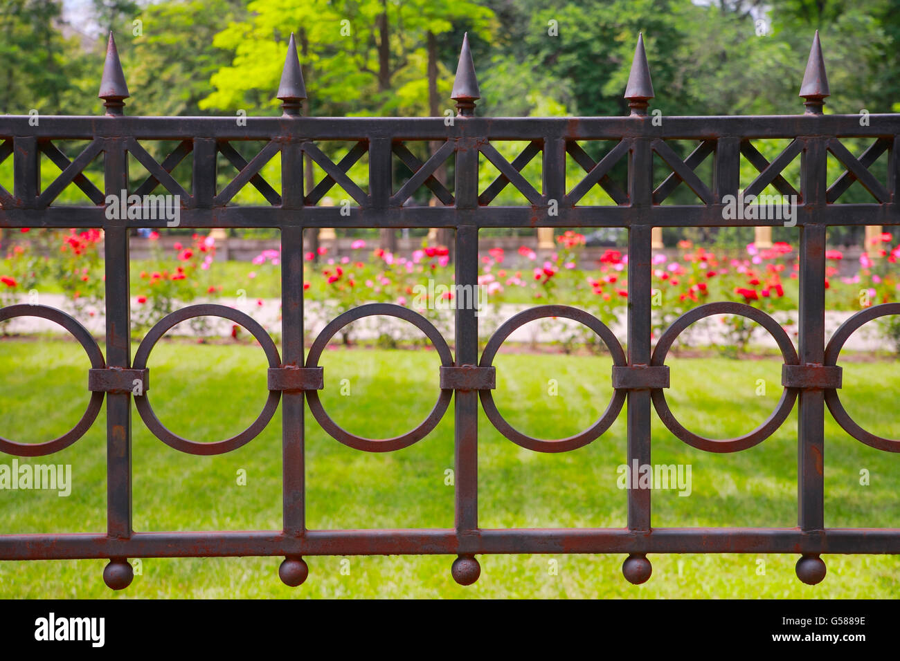 Lawn fence garden hi-res stock photography and images - Alamy