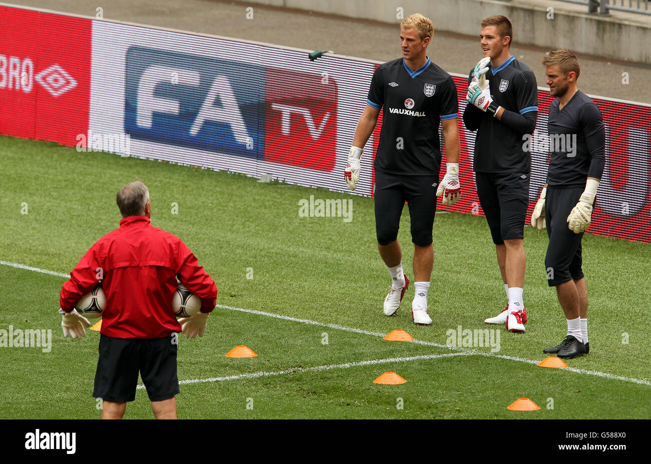 England coach Ray Clemence (left) talks to goalkeepers (left to right ...