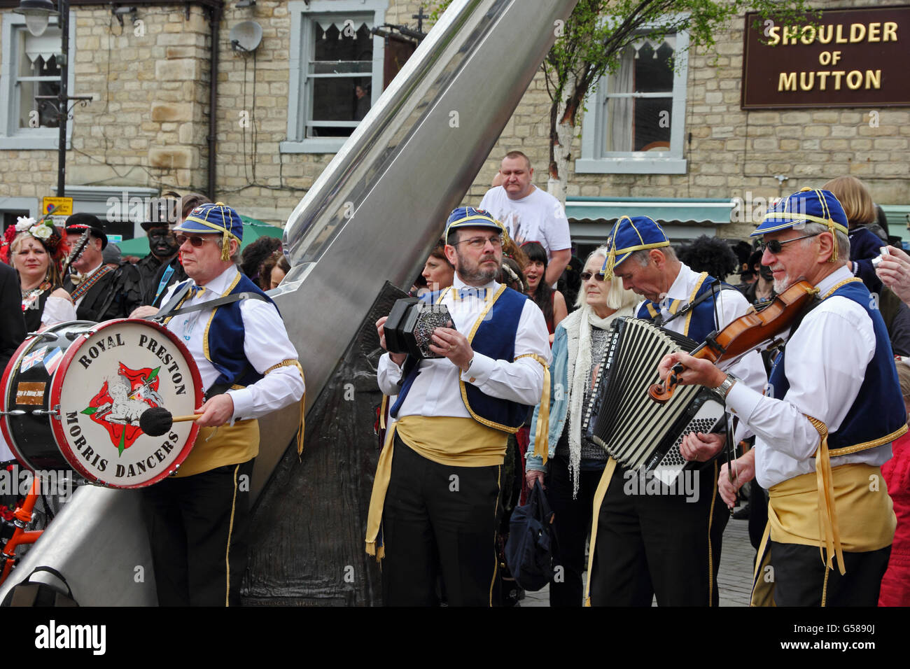 Square dancing fiddle hi-res stock photography and images - Alamy