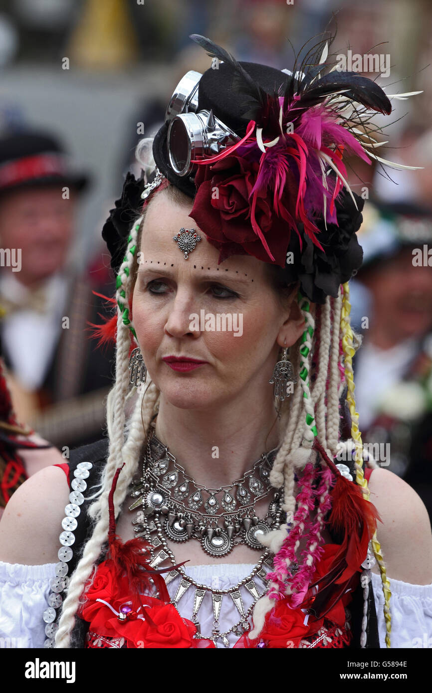 Belly dance costume hi-res stock photography and images - Alamy