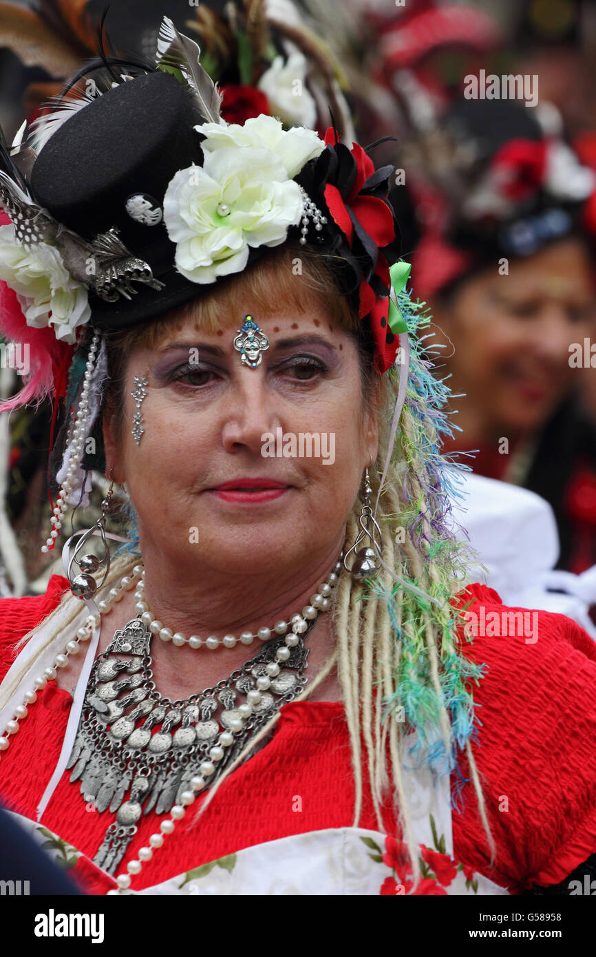Belly dance costume hi-res stock photography and images - Alamy