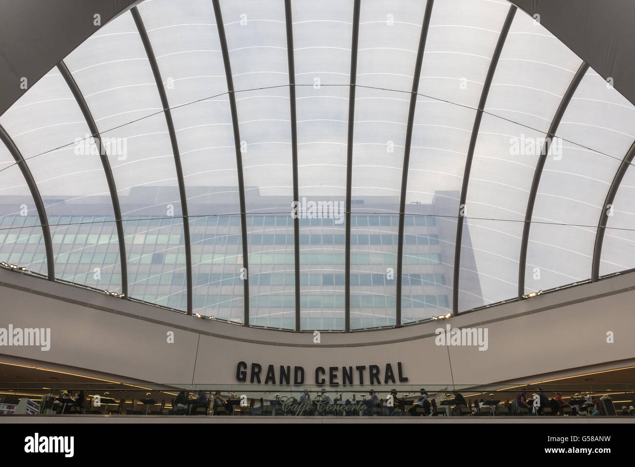 Glass roof central shopping mall hi-res stock photography and images ...
