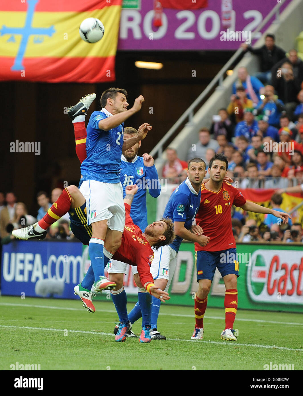 Football action overhead kick hi-res stock photography and images - Alamy