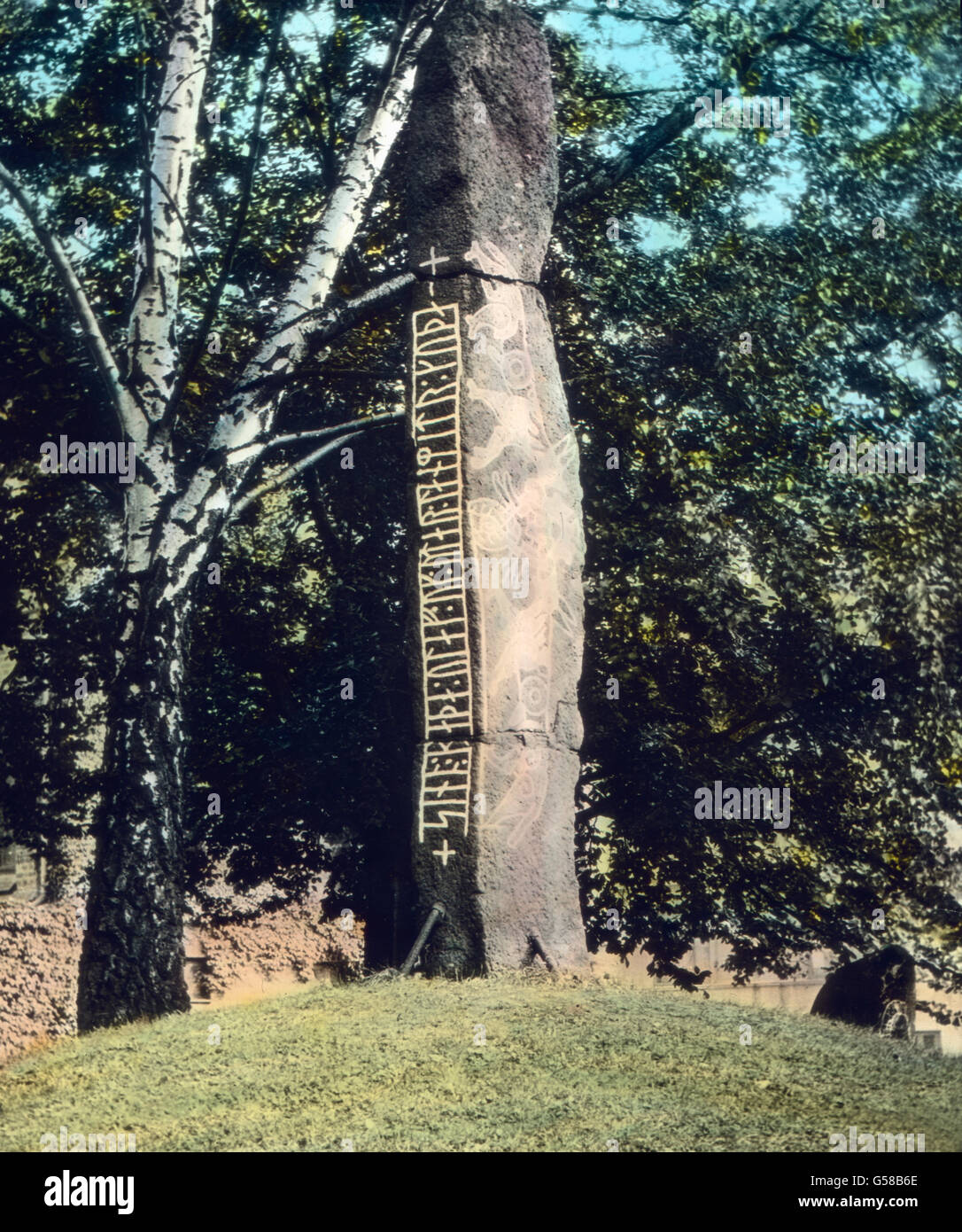 Ein Runenstein mit der alten nordischen Schrift der Germanen. Europe ...