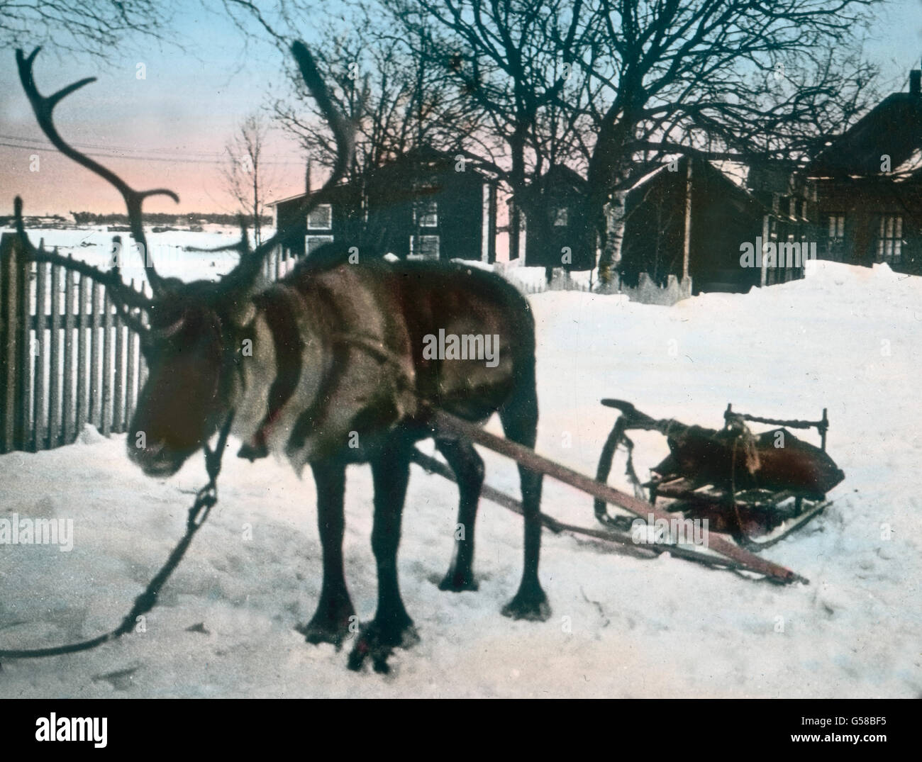 Das typische Fortbewegungsmittel in der winterlichen Stadt Haparanda in ...