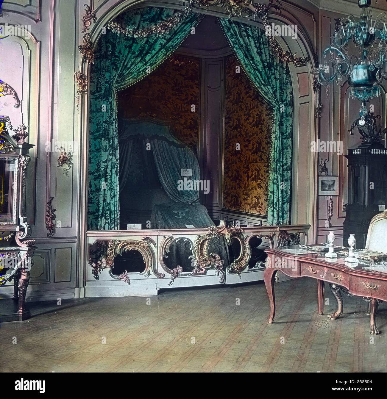 Das Zimmer des Königs Friedrichs des Großen im Schloß Monbijou. Germany ...