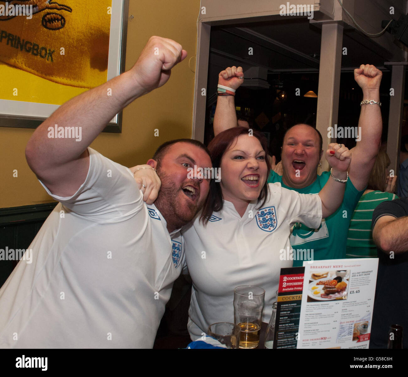 Pub england fans hi-res stock photography and images - Alamy
