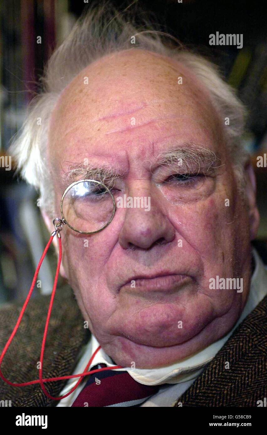 Astronomer patrick moore hi-res stock photography and images - Alamy