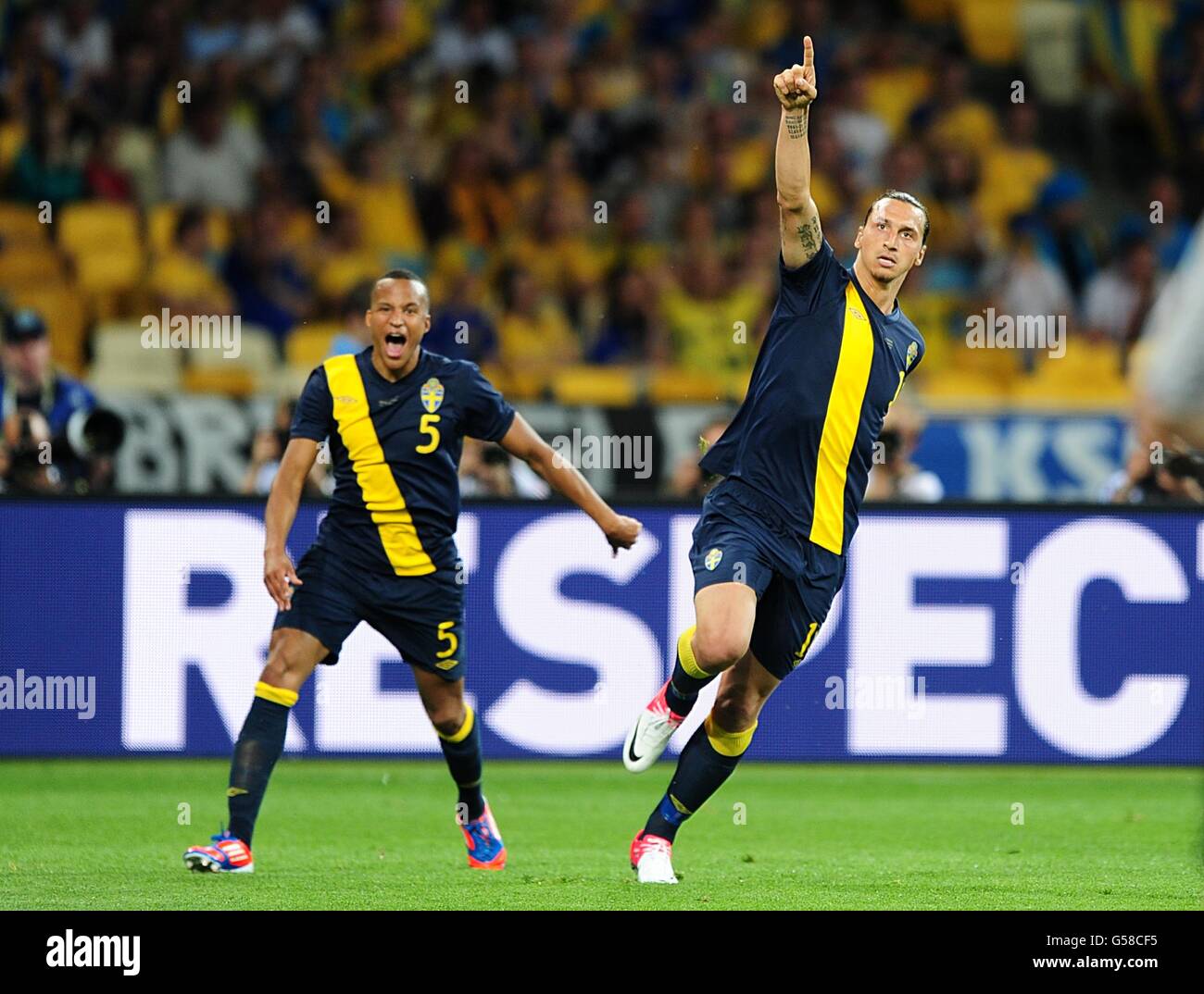 Sweden's Martin Olsson (ledt) celebrates after team mate Zlatan ...