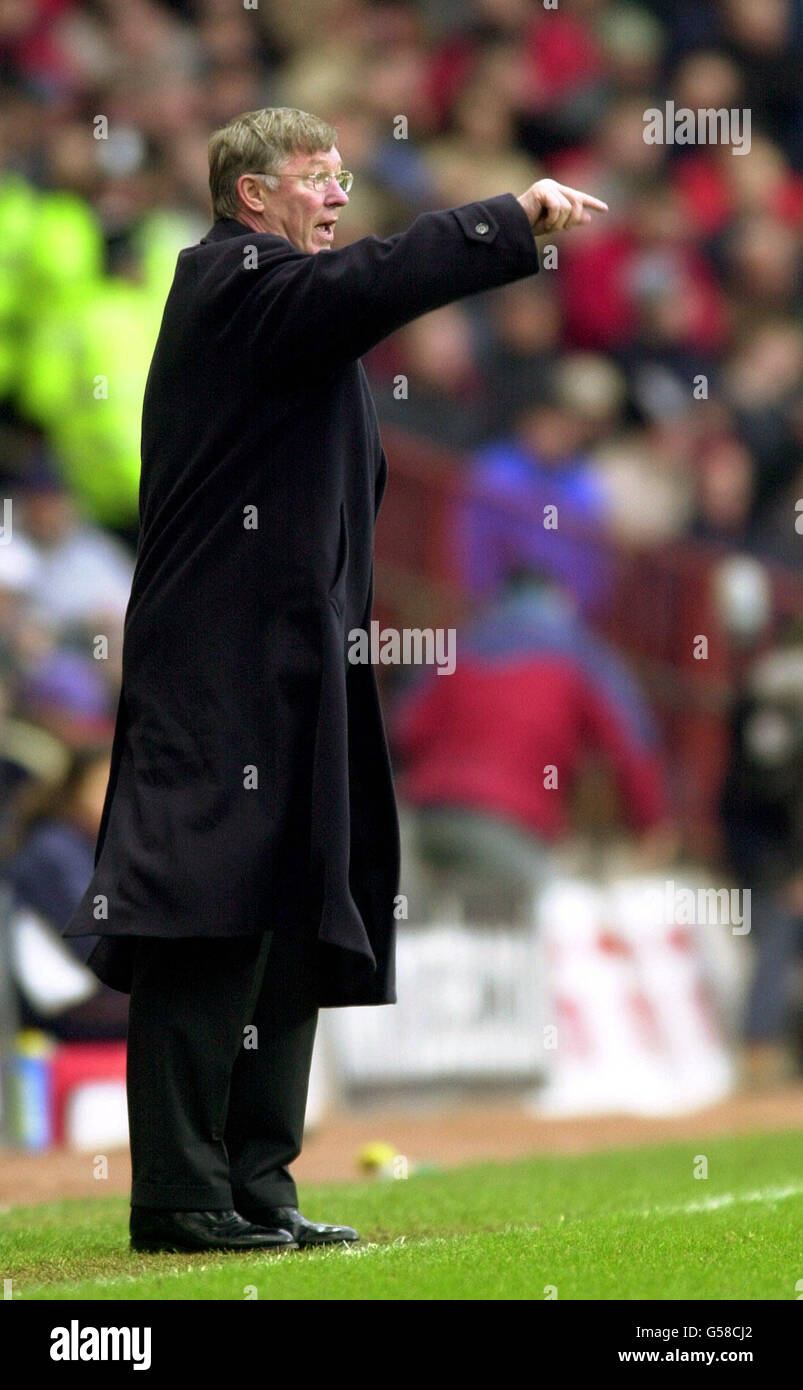 Manchester United manager Alex Ferguson shouts instructions to his ...