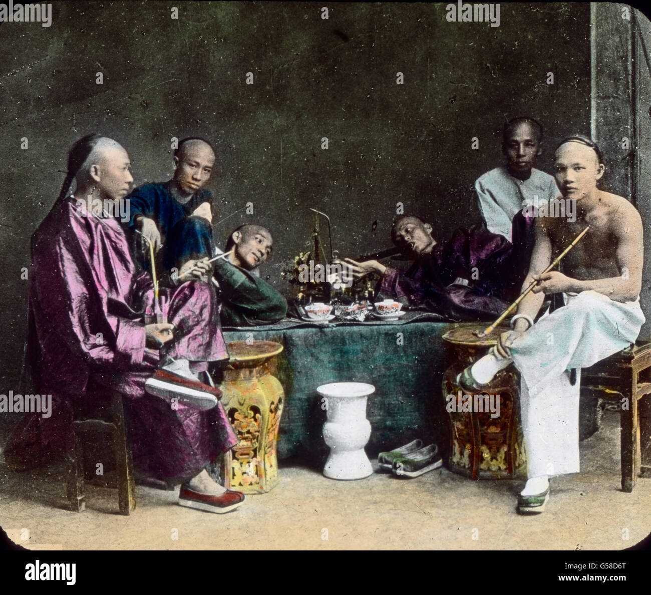 Chinesen rauchen Opium in einer Opiumhöhle. Trip to China, Chinese ...