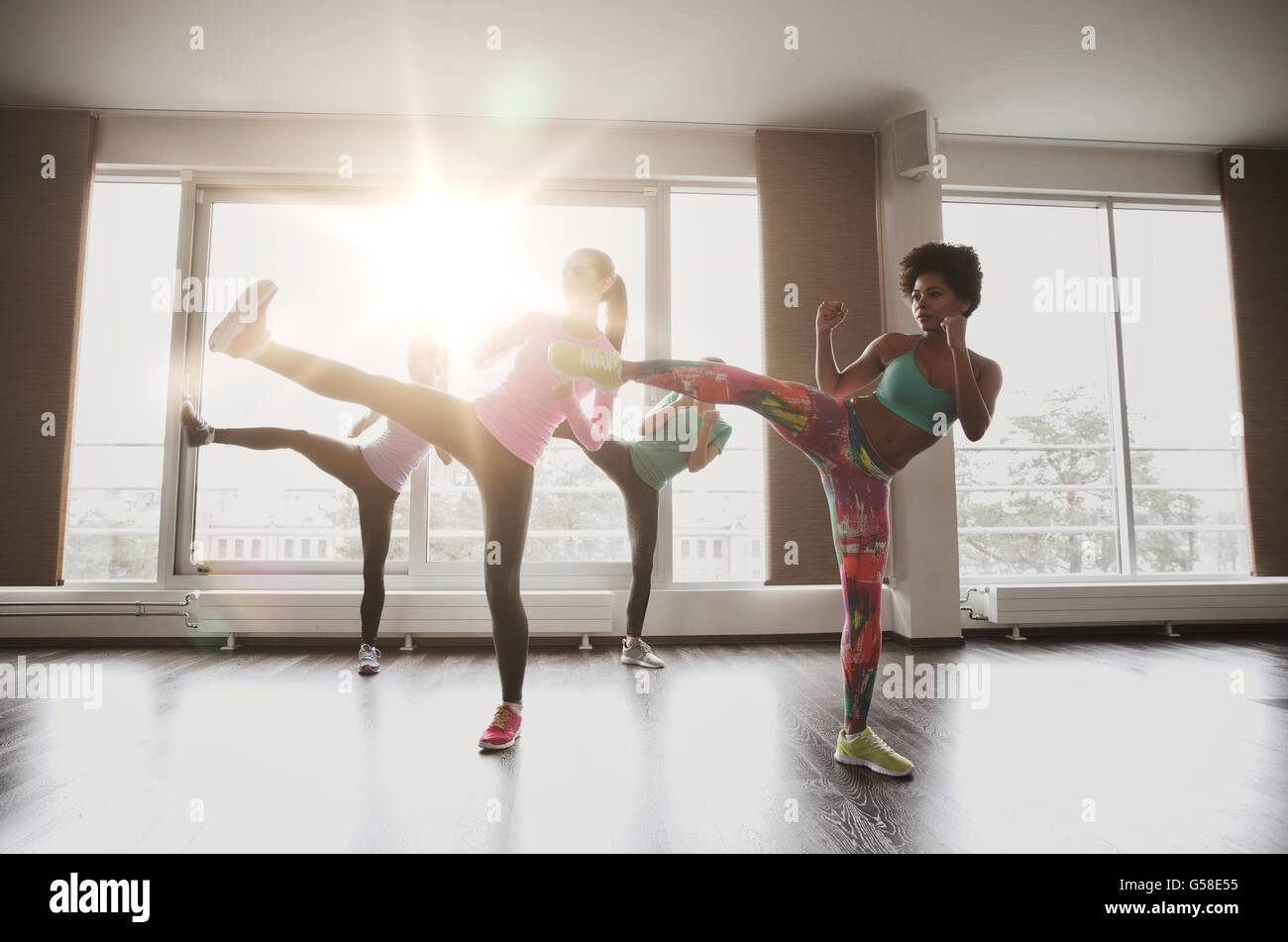 Women fighting hi-res stock photography and images - Alamy