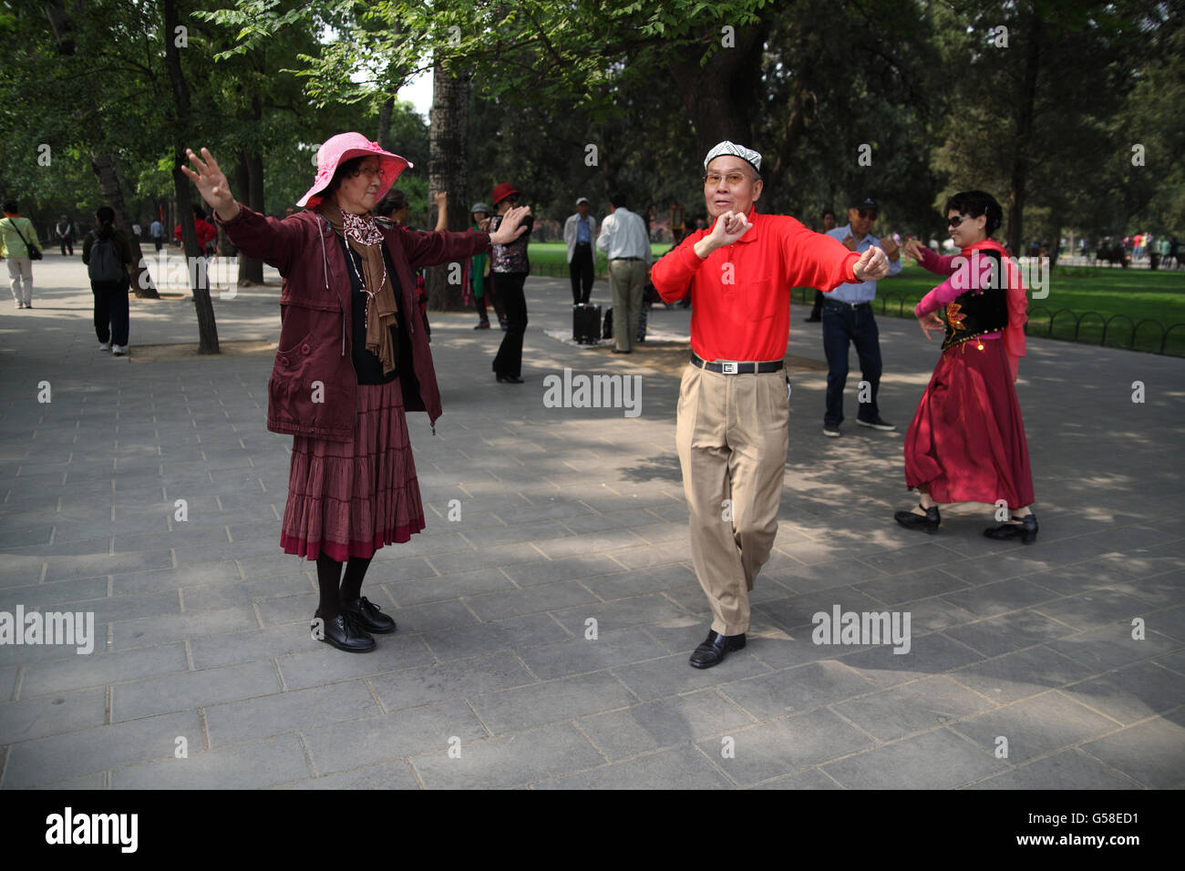 Retired chinese men and women hi-res stock photography and images - Alamy