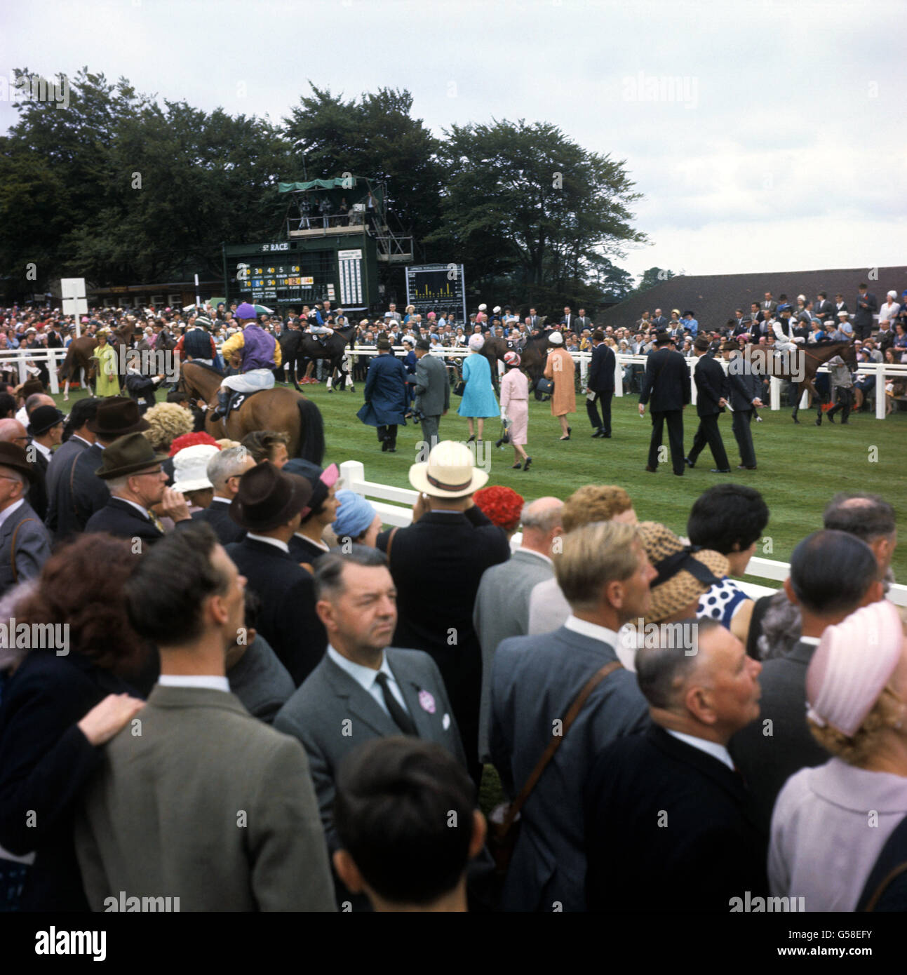 Goodwood horse racing crowd hi-res stock photography and images - Alamy