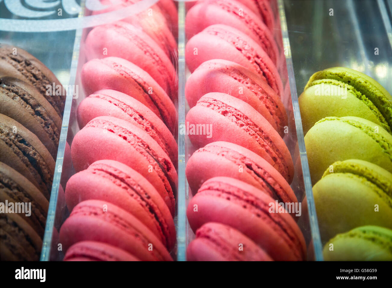 Traditional french bakery shop hi-res stock photography and images - Alamy