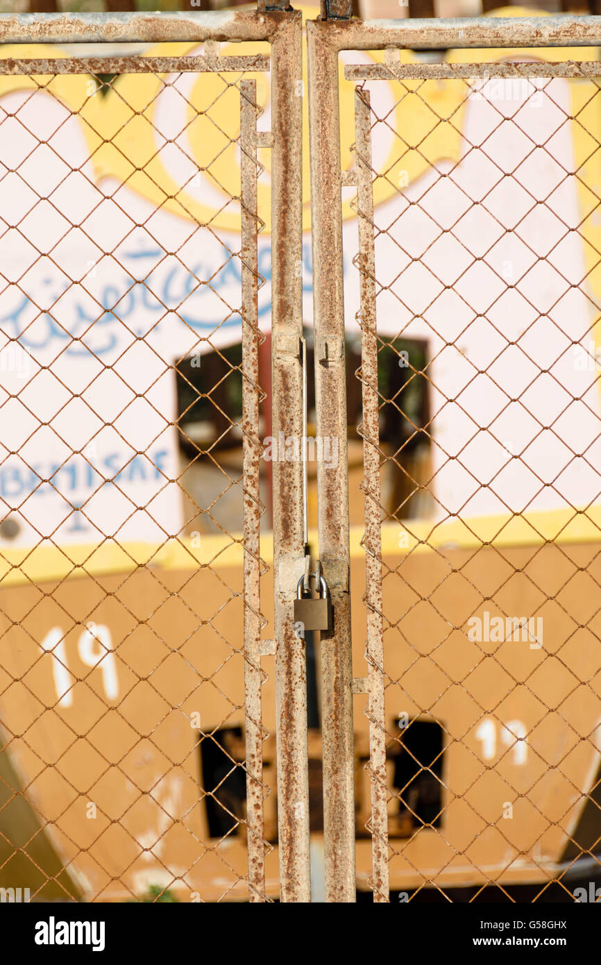 Rusty fence hi-res stock photography and images - Alamy