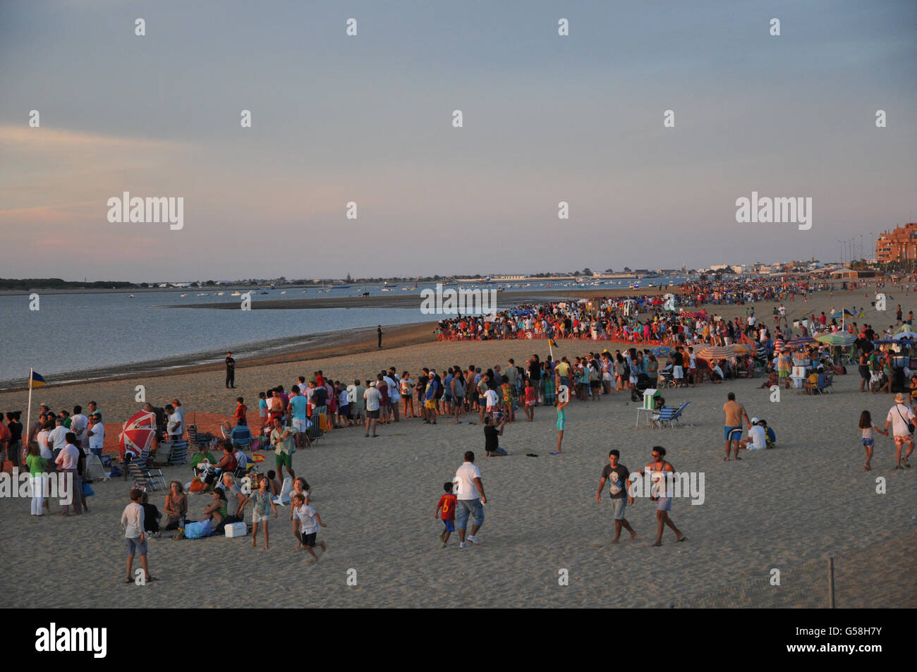 Crowd at horse race hi-res stock photography and images - Alamy