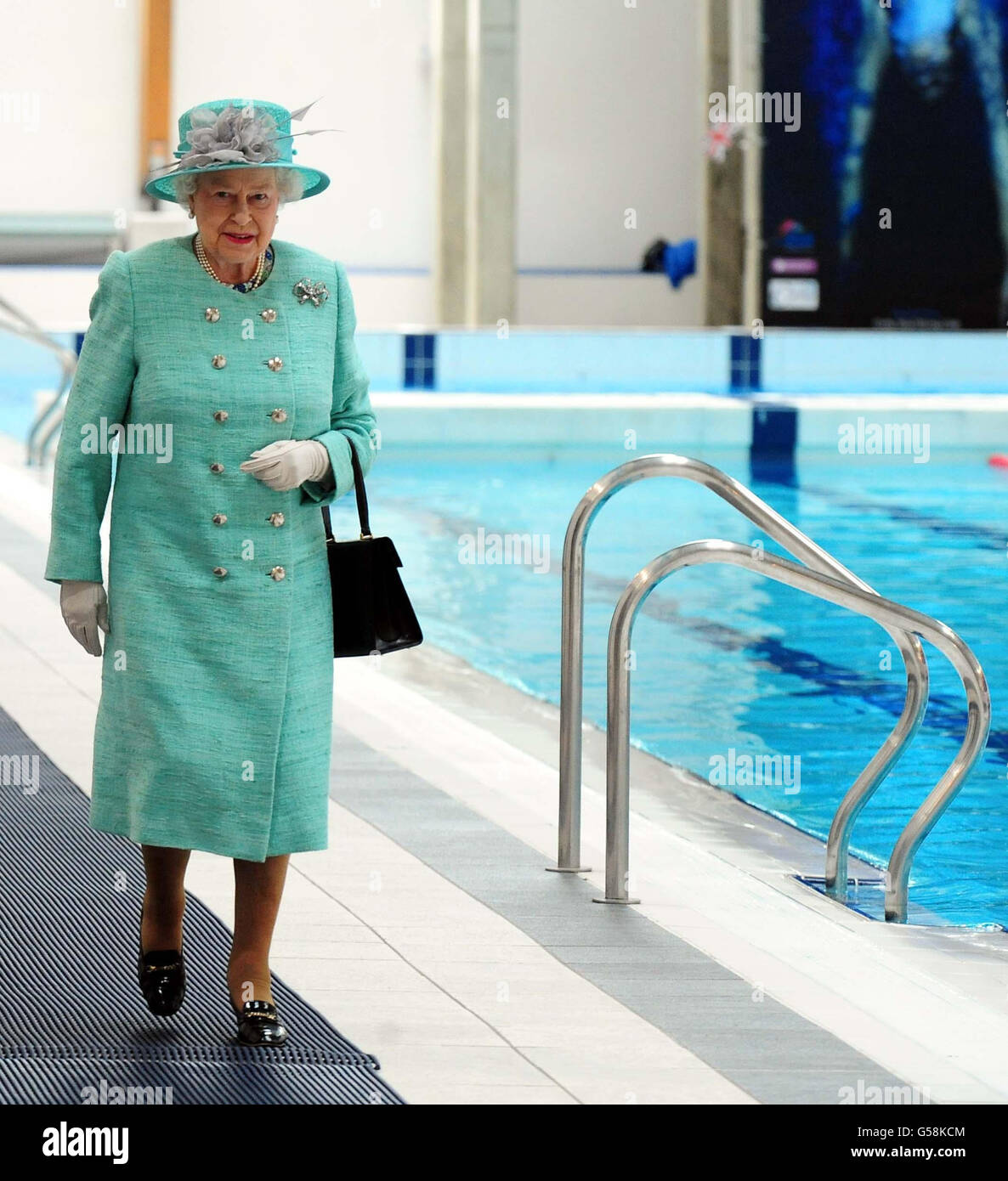 Queen elizabeth ii during visit to the olympic swimming pool hi-res ...