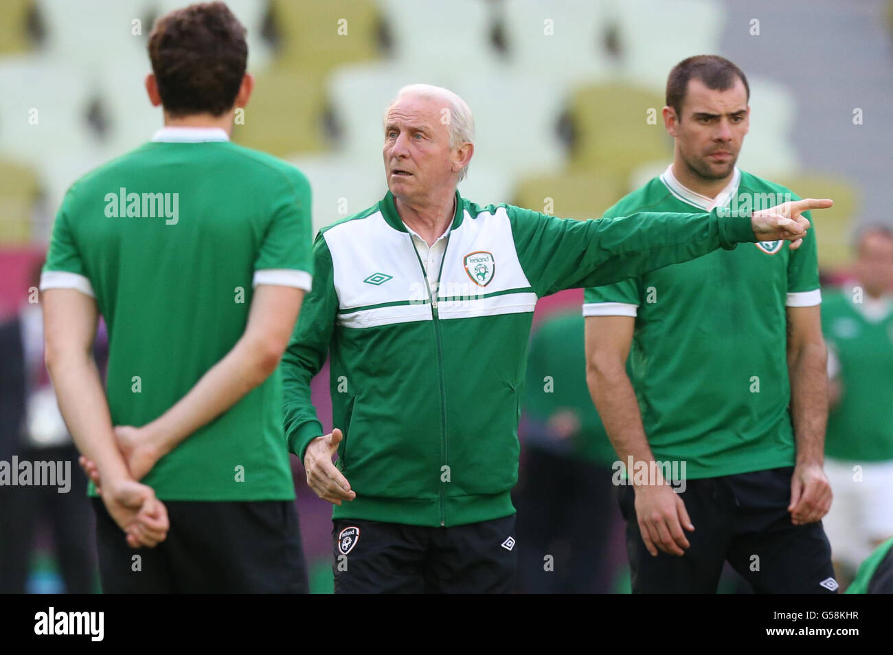 Republic of Ireland's (left to right) Keith Andrews, manager Giovanni ...