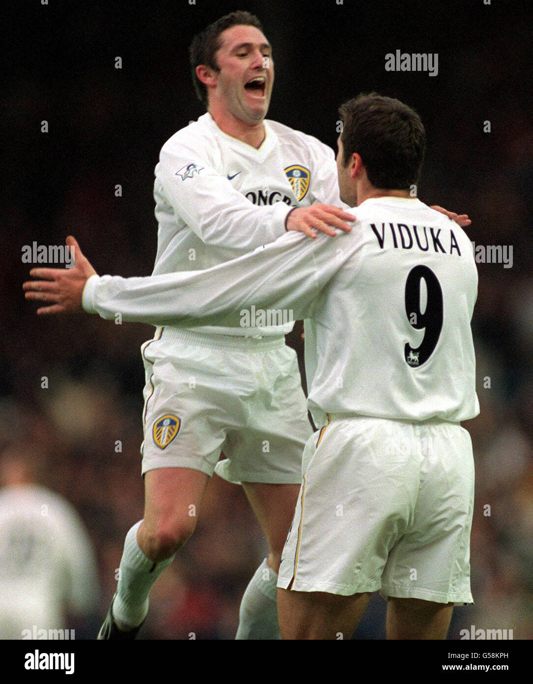 Sport football celebrating mark viduka hi-res stock photography and ...