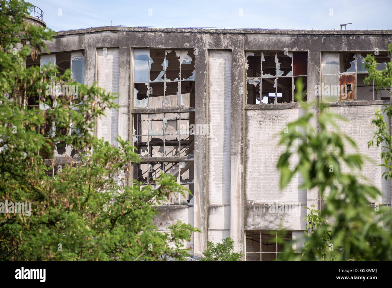 Old abandoned house Broken windows Stock Photo - Alamy